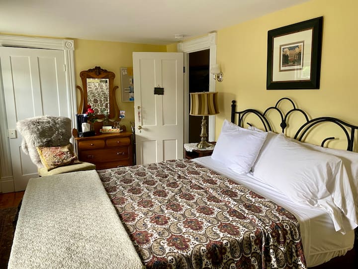 Sleepy Hallowell B&b Queen: Solo Rates Available! - Picton