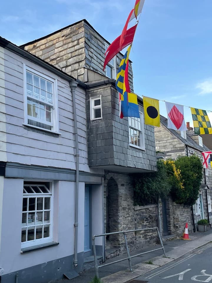 Historic Property In Padstow
Marble Arch Cottage - Padstow