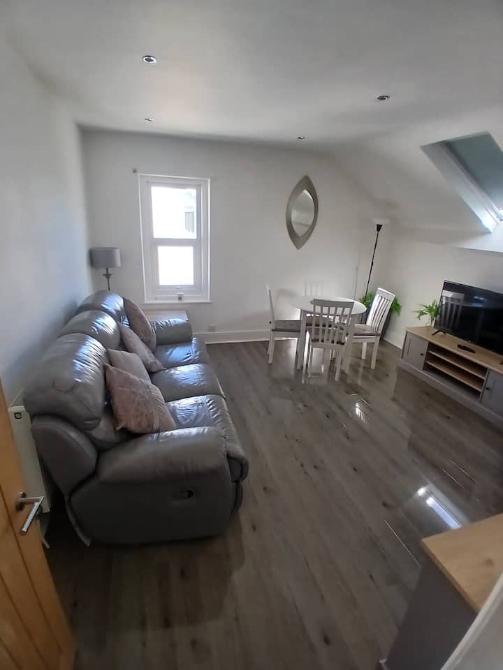 Lovely Spacious Flat Close To The Beach - Rhyl