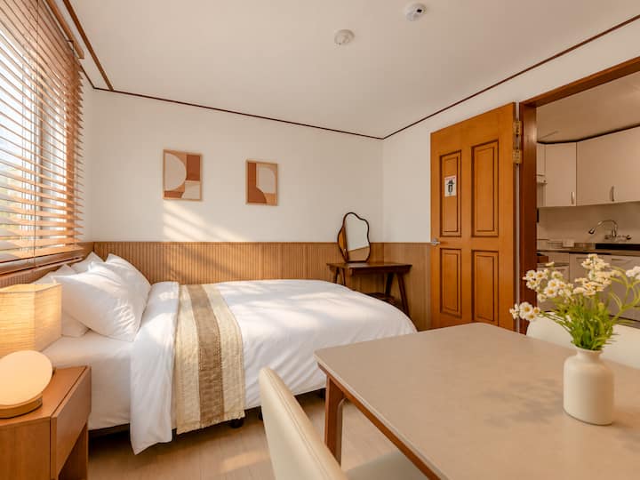 Line 2 | 5-minute Walk From Station | Clean Stay - South Korea