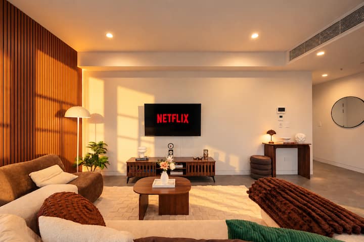 Crème | Stadium View, Pool & Parking · Sleeps 6 - Sydney
