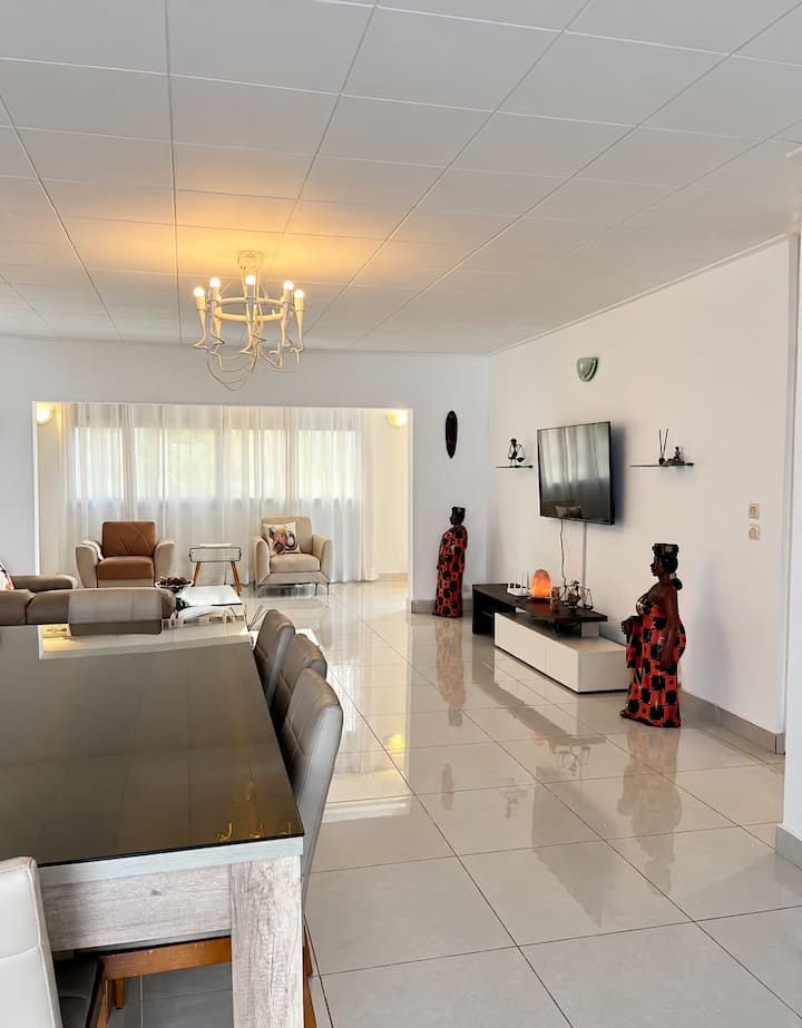 Villa Paisible Avec Piscine -Cocody 2 Plateaux - Abidjan