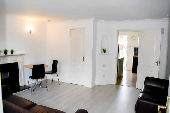 Spacious 3 Bed Home Opposite Park - Hinckley