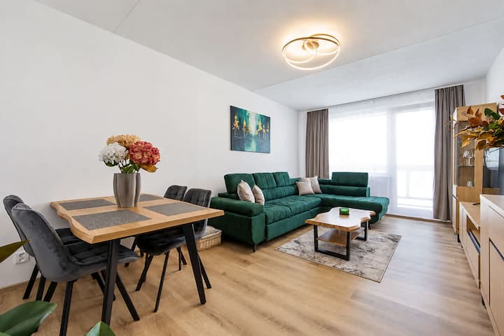 Spacious Family Apartment For 6 - Lift & Balcony - Košice