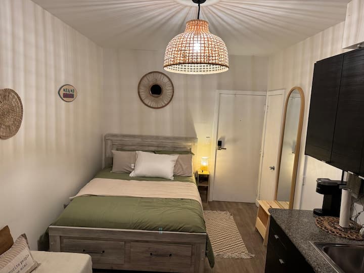 Direct Beach Access, Pool, Parking. Sunbed/parasol - South Beach, FL