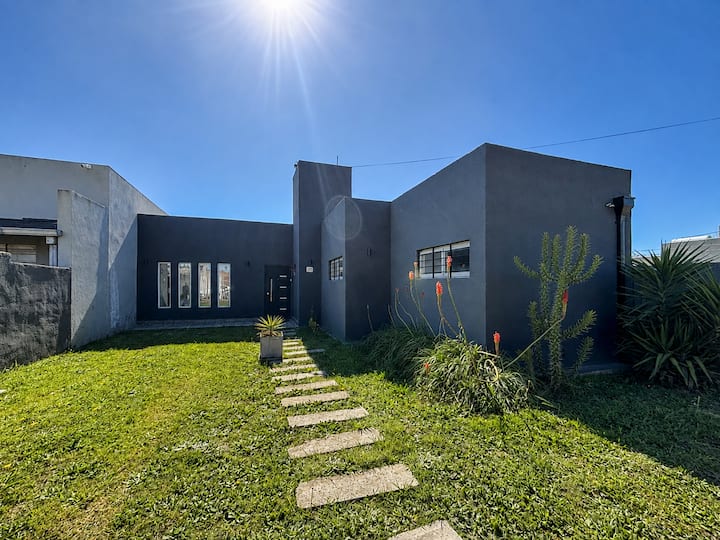 Casa En Necochea Con Parque, Parrilla Y Cochera - Necochea