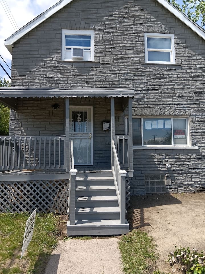 This Is New Renewed Home 3 Room 4 Bed 2 Bath Home. - Detroit