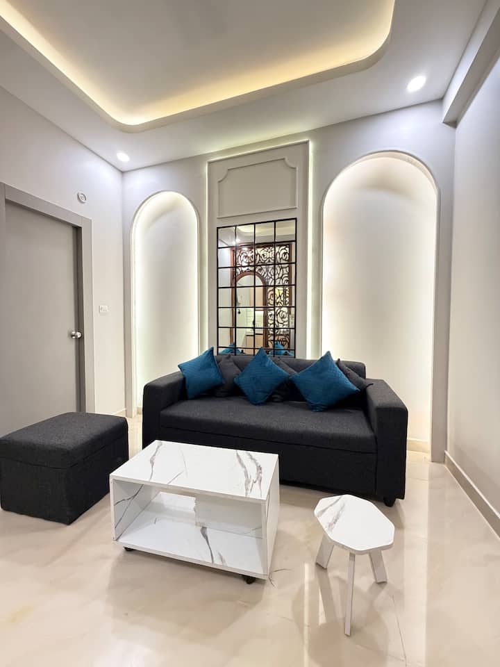 Modern 1bhk Suite With Premium Comfort - 러크나우