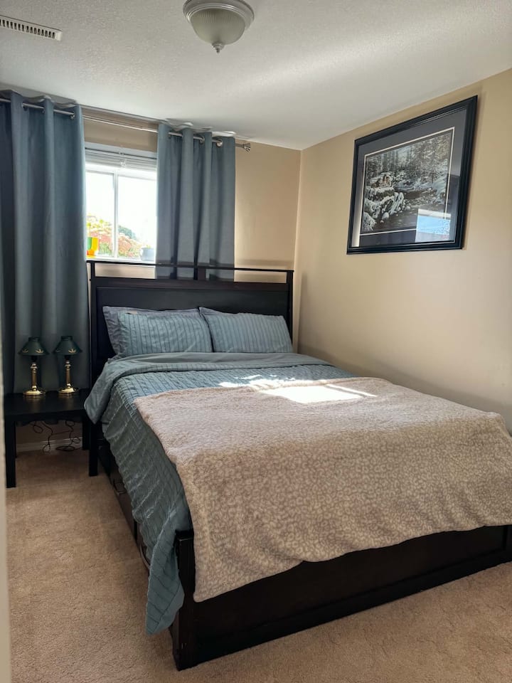 1 Bedroom W/ Own Separate Kitchenette & Full Bath - Lacombe