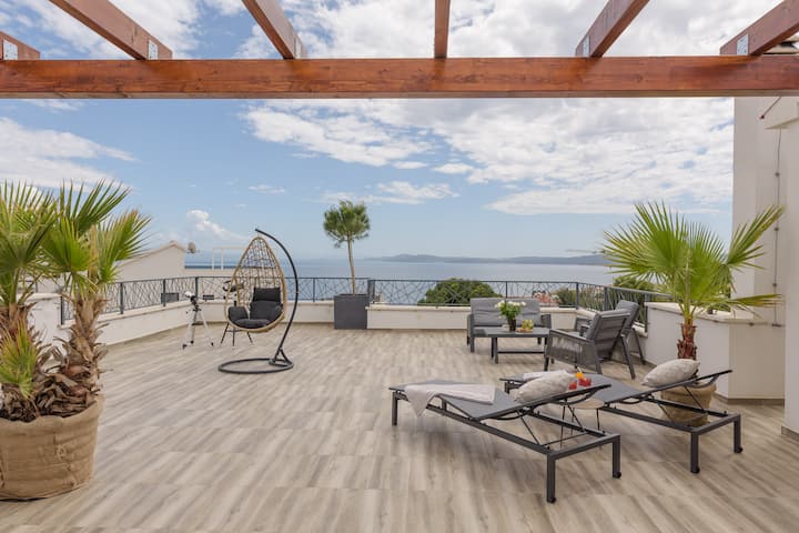 Azure Pine Residence
Private Heated Pool & Jacuzzi - Trogir