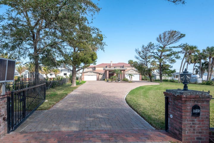 One Of A Kind, Two Story, Gated Halifax Riverfront - Daytona Beach