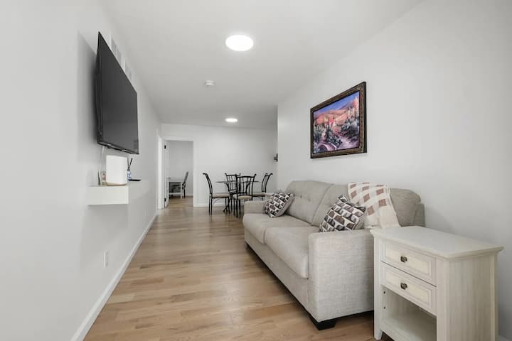 Cozy Bristol Lounge By Steven - Trenton, NJ