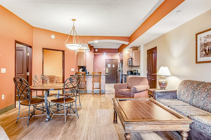 Enchanting Condo With Fireplace & Perks - Wisconsin Dells, WI