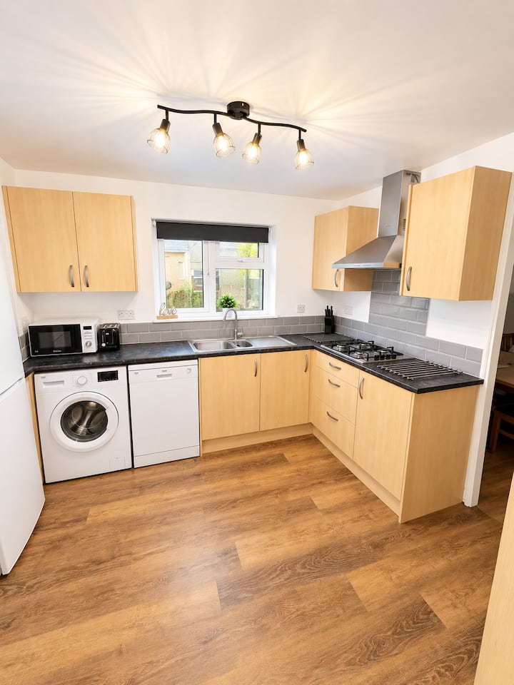 Spacious 4-bed Home In High Wycombe | Contractors - High Wycombe
