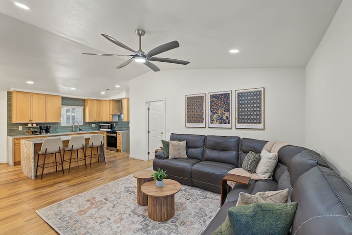 Newly Renovated 5br Tucson Retreat | Sleeps 10 - Tucson, AZ