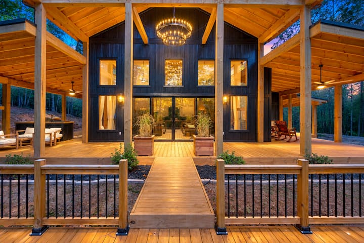 Firelit Porch & Movie Lounge · New Modern Lodge - Blue Ridge, GA
