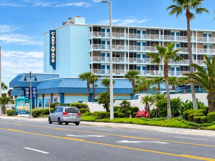 Castaway 2043
Studio Resort
Beachfront Gateaway - Daytona Beach, FL
