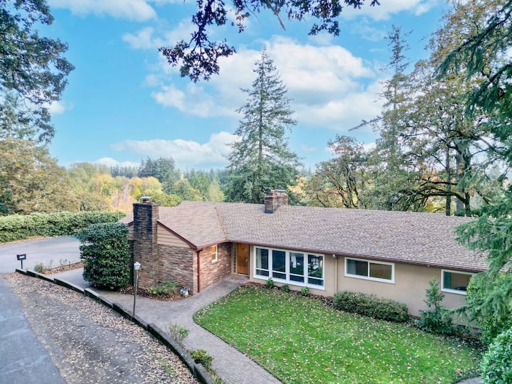 Beautiful Mid-century Family Home Full Of Charm - Albany, OR