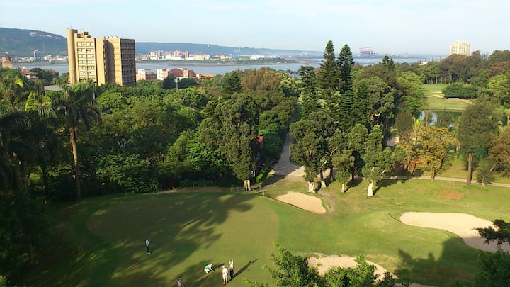 淡水河邊/高爾夫球場景觀第一排，好山水休閒絕佳，安靜養生，馬偕文化園區自由行，真理大學食衣住行好 - Taipeh