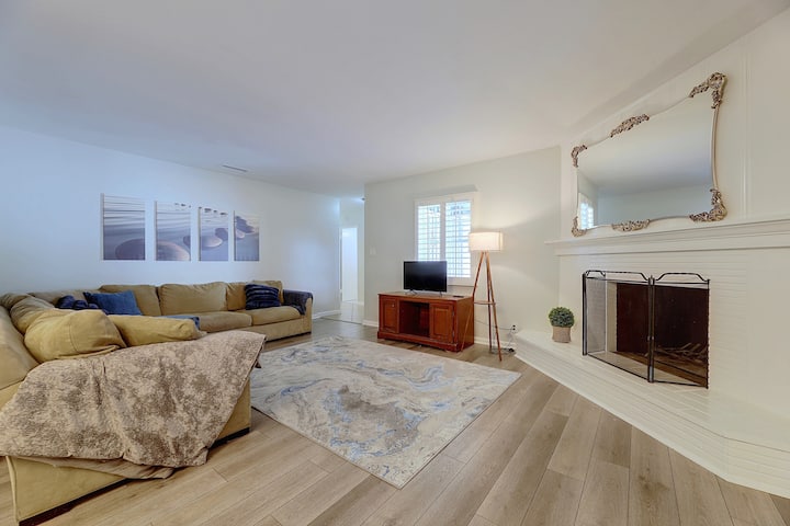 1 Mi To Dtwn Downey + Fenced Yard! - Downey, CA