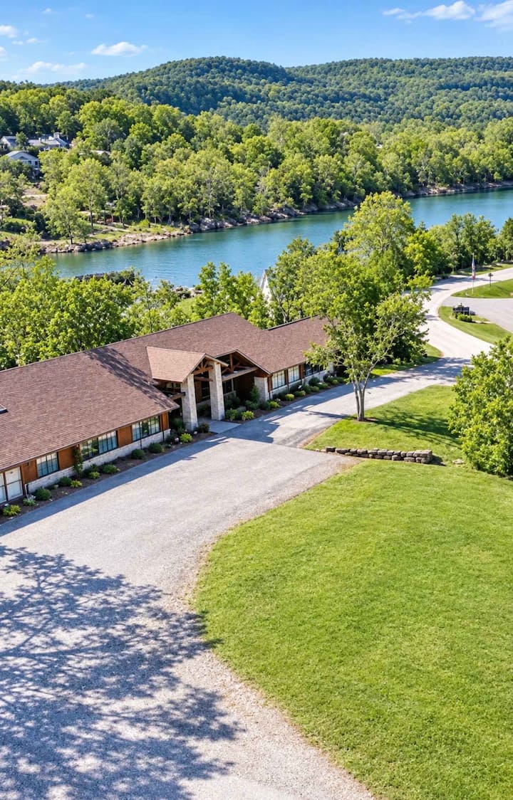 Eureka Springs Lake Lodge Sleeps 14 - Hot Tub - Eureka Springs, AR