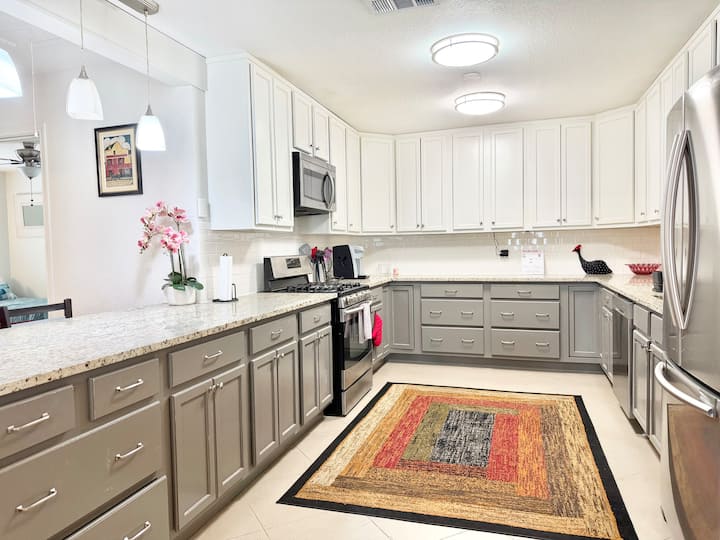 Large Groups Welcome- 7 Beds Plus 4 Big Couches - Round Rock