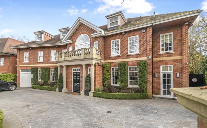 Luxury Mansions 8 Bed Villa, Pool, Gym & Sauna - London