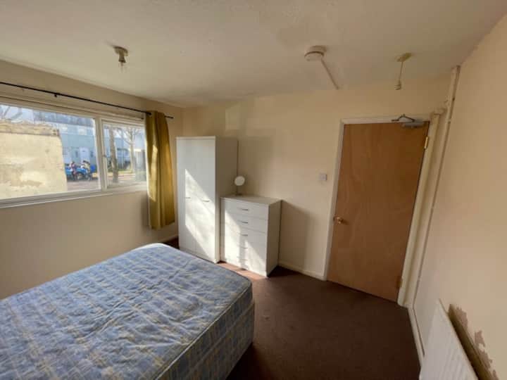 One Bedroom Property Close To Mk1 And Mk Hospital - Milton Keynes