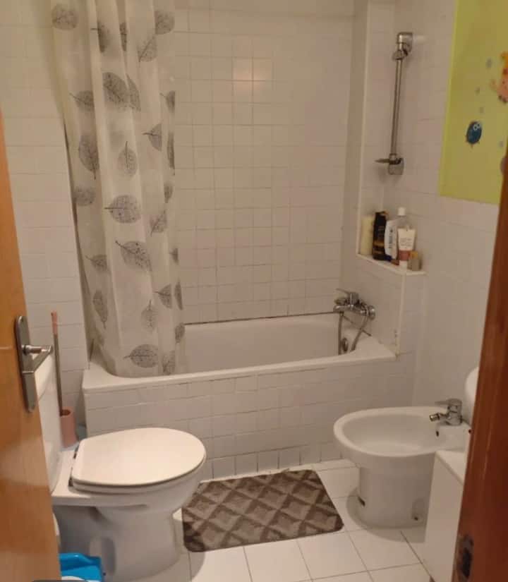 Habitación Simple Limpia Y Ordenada - Barcellona