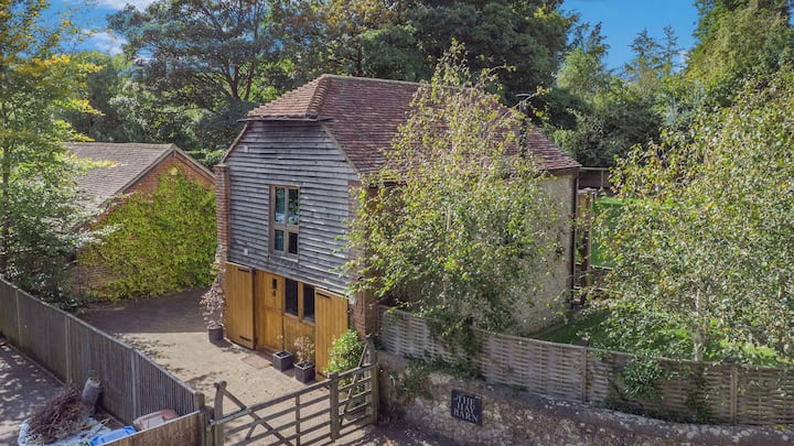 Luxury 2-bed Hay Barn, En-suites & Log Burner - Steyning