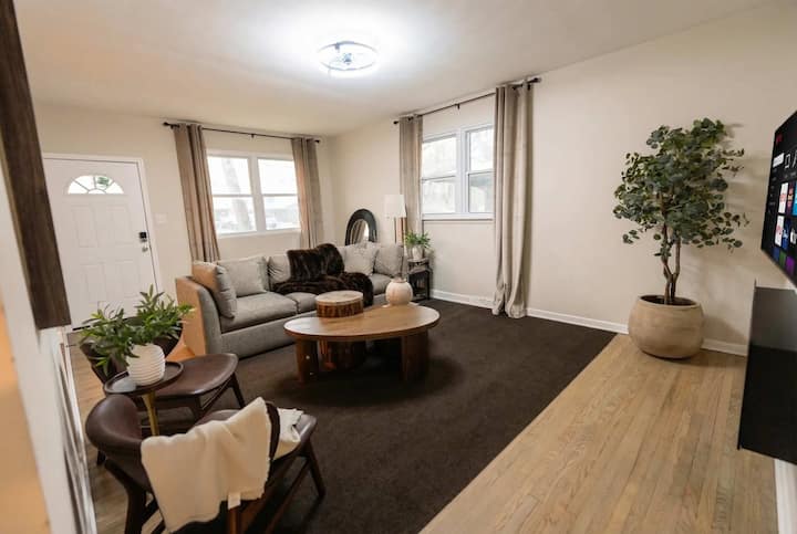 Joliet 4br Retreat | Spacious & Welcoming - Joliet, IL