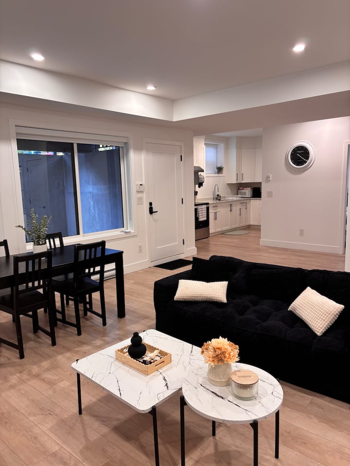 Brand New Suite On Bell Road - Surrey