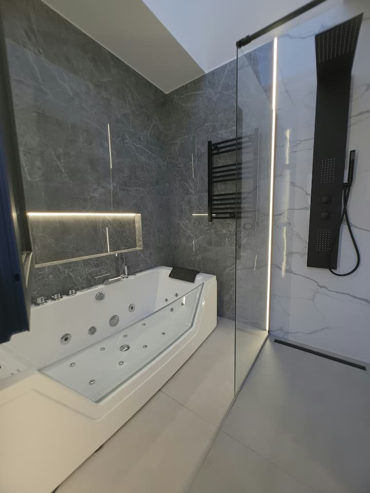 Elegante Estudio Con Jacuzzi En Vista Alegre - Madrid