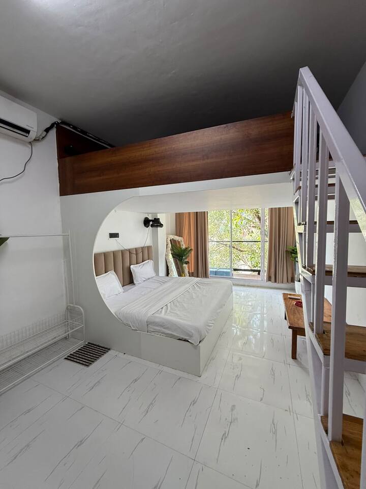 Ganga View Loft Apartment By Miles And Mates - India