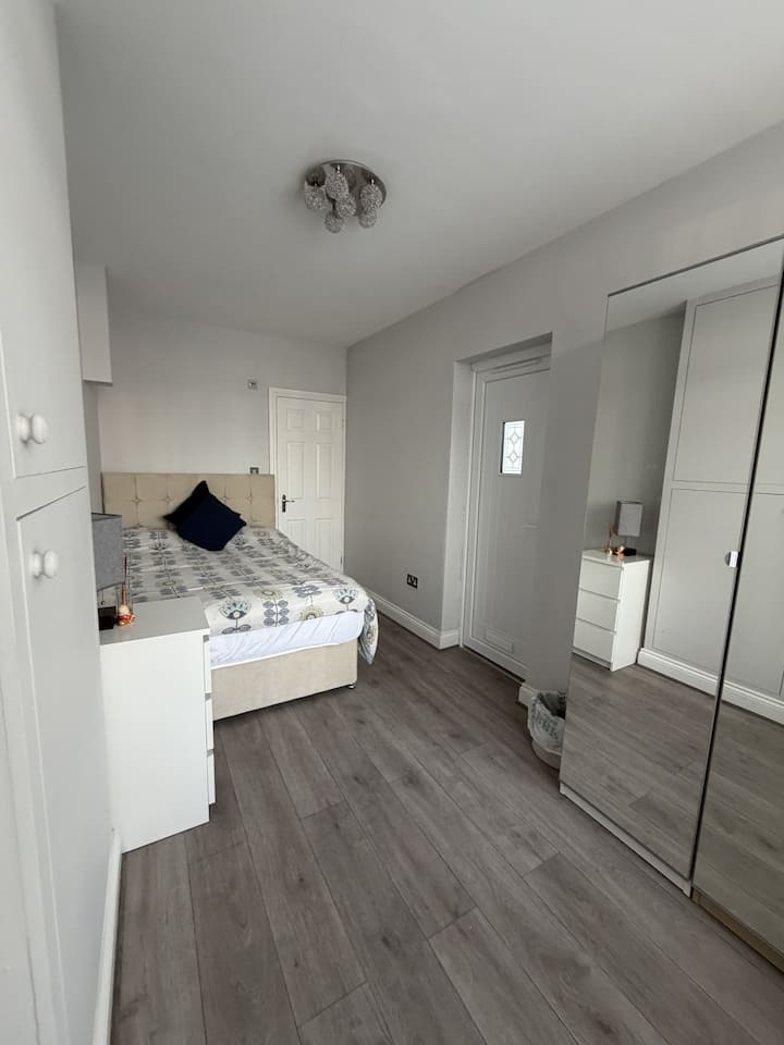 Self Contained 1 Bed Annex In Gidea Park - Romford