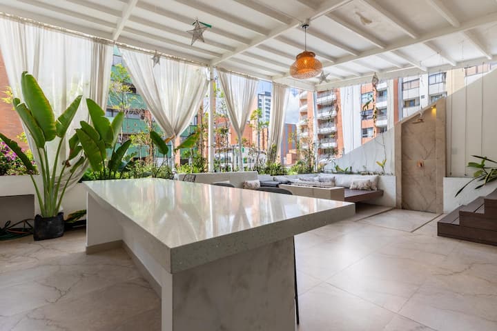 Luxury Mansion | 8br Laureles, Rooftop & Jacuzzi - Medellín