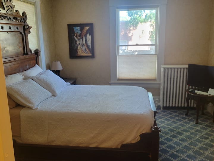Historic, 2 Bed, Private Bath, Adults Only - Waterloo, IA