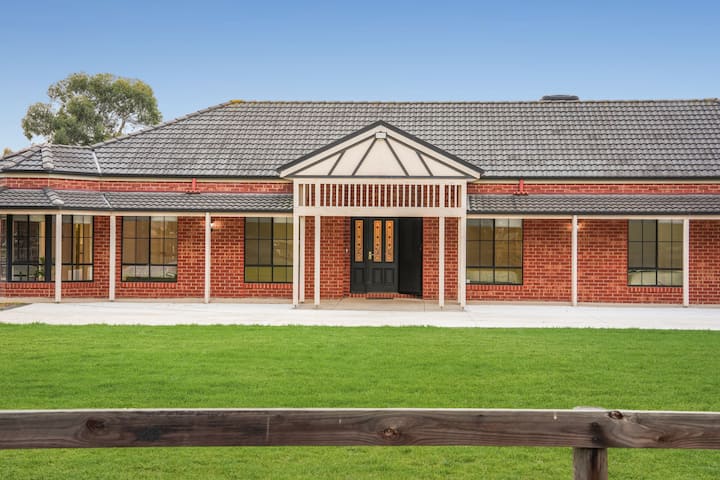 Your Private Country Escape Near Melbourne - Donnybrook