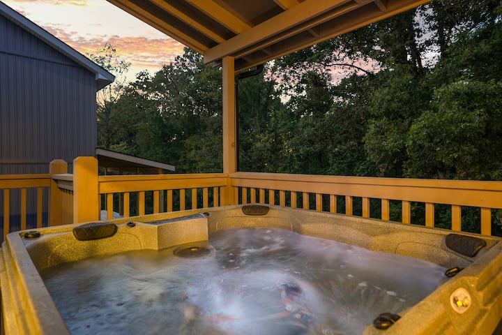Sunset Hot Tub & Porch Swing | Brand-new Home - Sevierville, TN