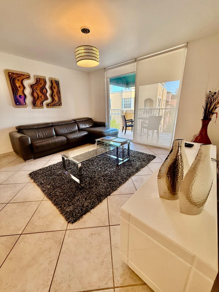 Creative Inn Yatch Club Avent /1br + Den + Balcony - Aventura, FL