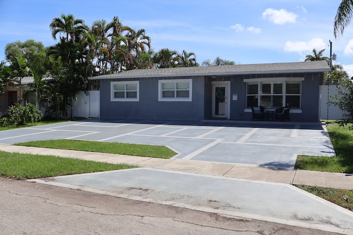 Spacious Family Retreat Near Hollywood Beach - Hollywood, FL