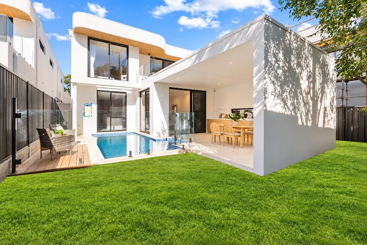 Stylish 4br Family Home With Pool In Carlingford - Parramatta
