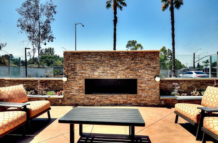 Cozy 2 Separate Hotel Suites W/ Breakfast - Whittier, CA