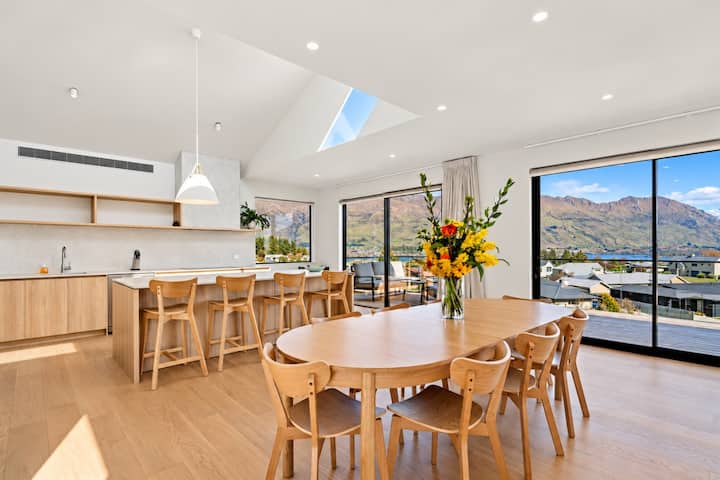 Elevated Lake Views | Spacious 4br Wanaka Escape - Wānaka