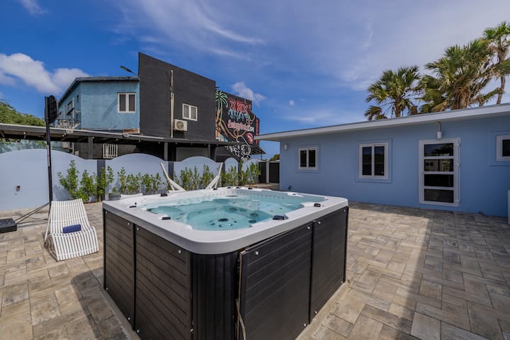 Walk To Palm Beach & Restaurants - Private Hot Tub - Aruba