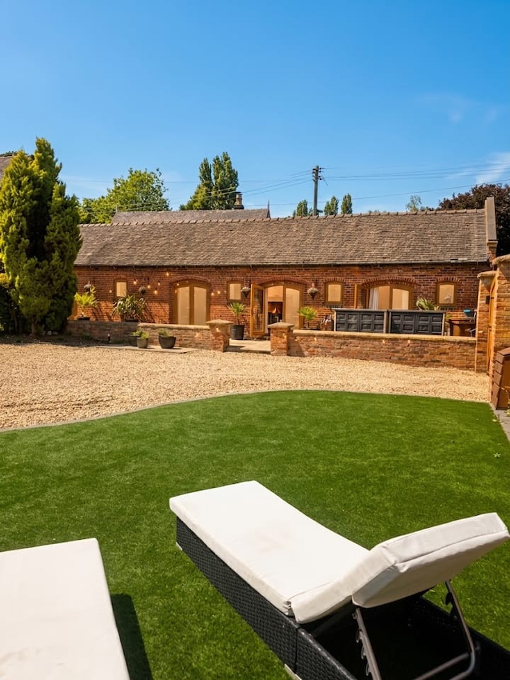 The Lion's Den Barn | With Hot Tub | Sleeps 12 - Inglaterra
