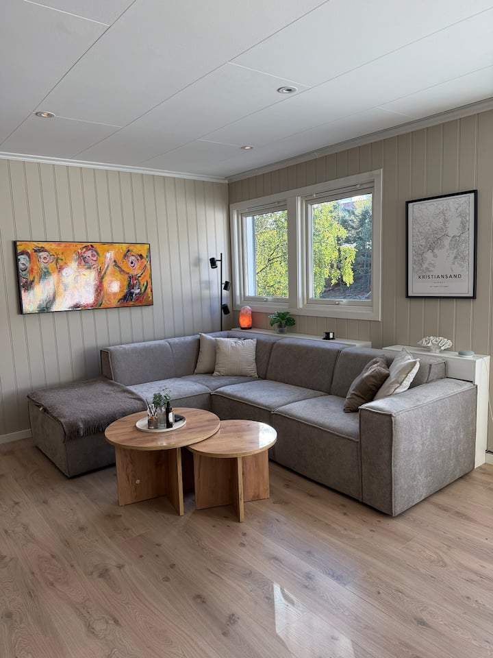 Lyst Og Moderne Hjem Med Koselig Utestue - Kristiansand