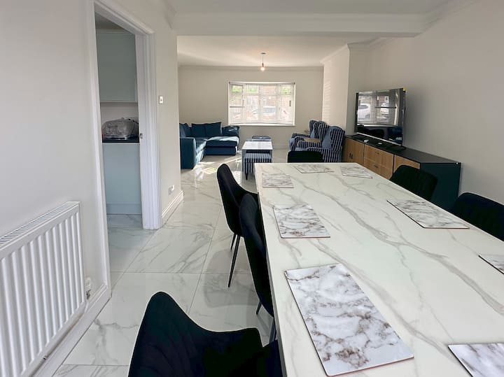 Modern 3-bed Retreat | Free Parking - Dagenham