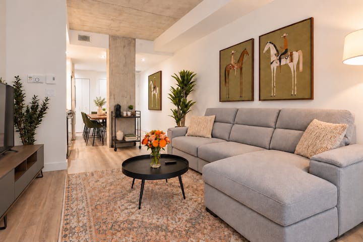 Elegant Condo With Historic Charm In Old Montreal - Montreal