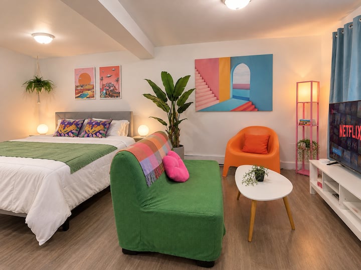 Retro Dt Studio + Free Parking + Sleeps 3 - Cornwall, ON, Canada